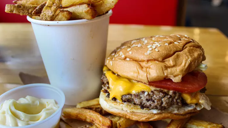 Five Guys burger, pommes frites og drikke