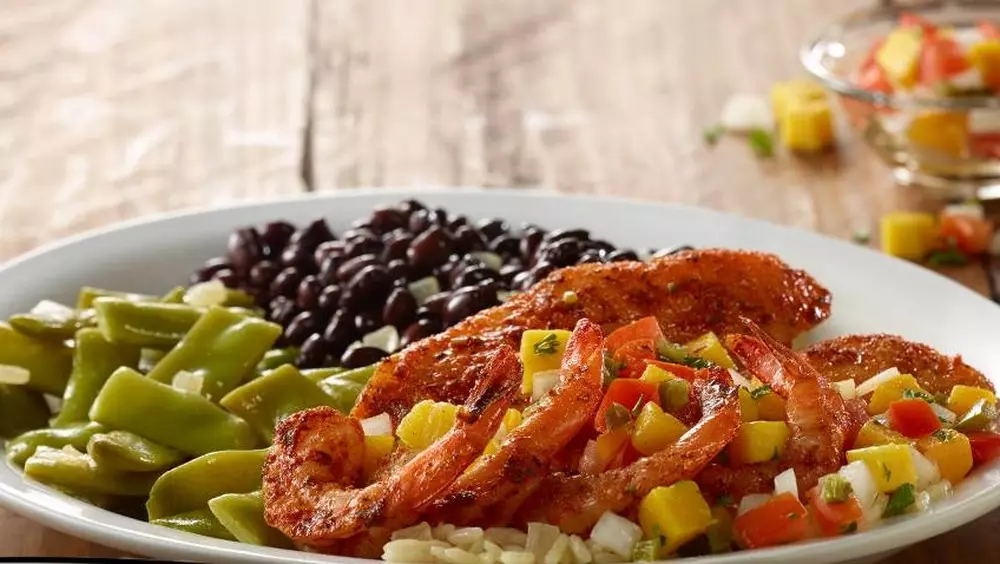 Tilapia y camarones con salsa de mango en Cheddar's scratch kitchen