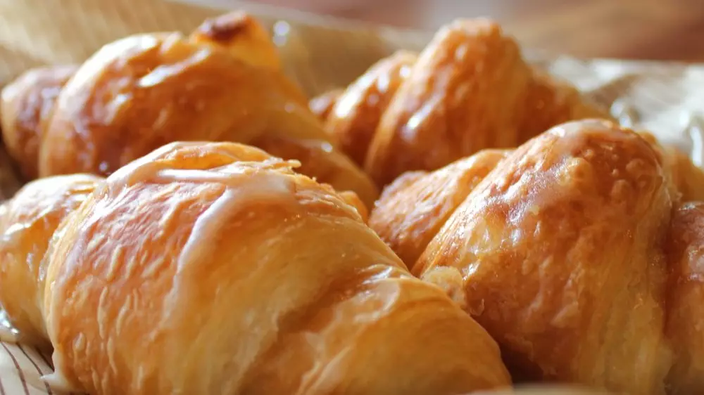 croissants de mantequilla y miel en Cheddar's Scratch Kitchen