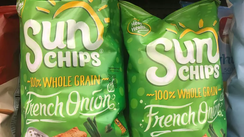 dau fag French Onion Sun Chips ar silff y siop