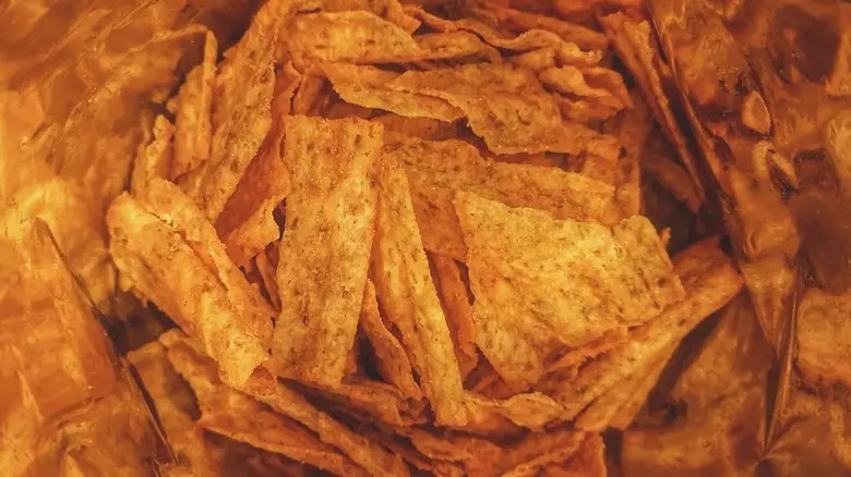 primo piano dell'interno di un sacchetto di cheddar Sun Chips