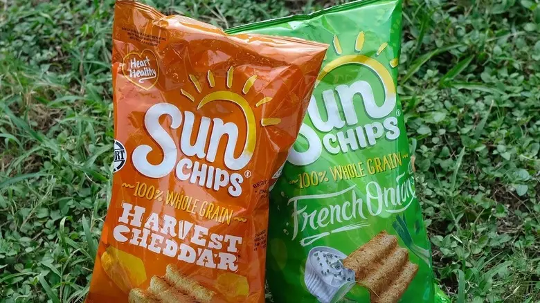 twee sakke Sun Chips op gras