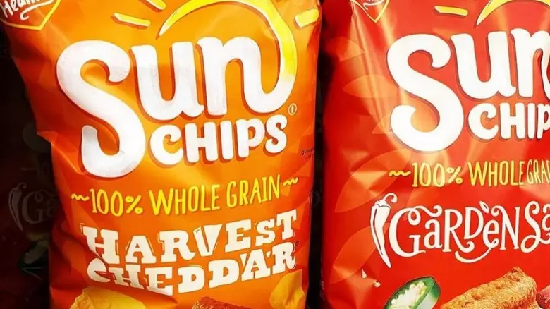 due sacchetti di Sun Chips in Cheddar e Garden Salsa