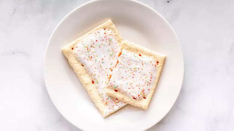 Pop-Tarts lėkštėje