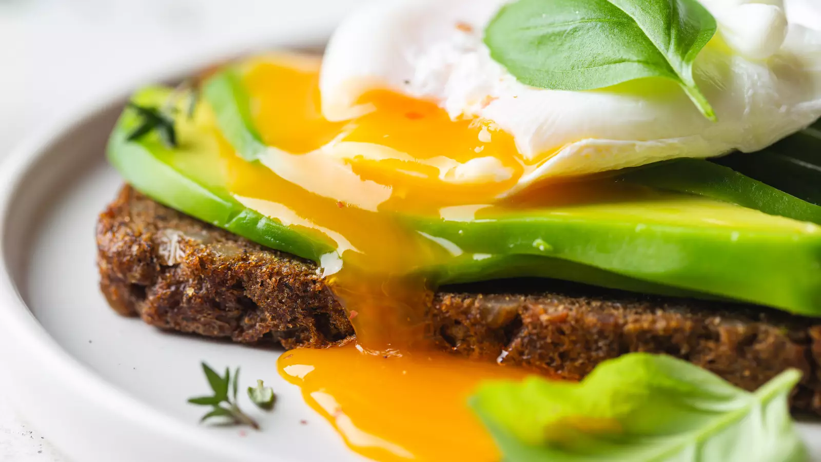 Dlaczego powinieneś zacząć gotować jajka w oliwie z oliwek?