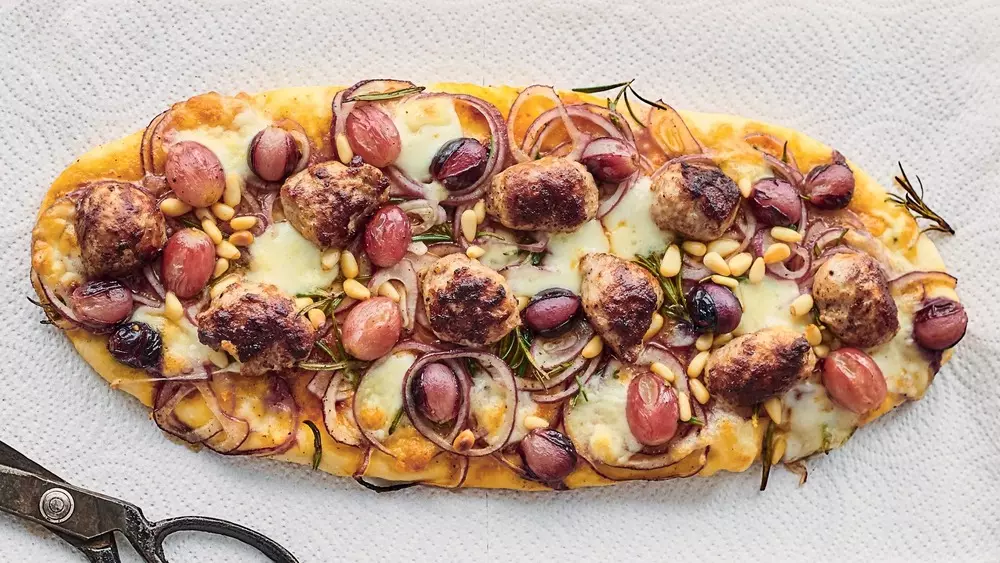 Jamie Oliver kolbászos szőlőpizzája