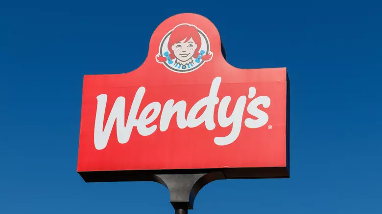 El letrero de Wendy contra el cielo