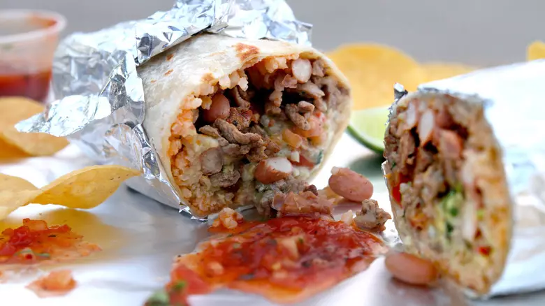 អាហាររហ័ស burrito រុំក្នុង foil