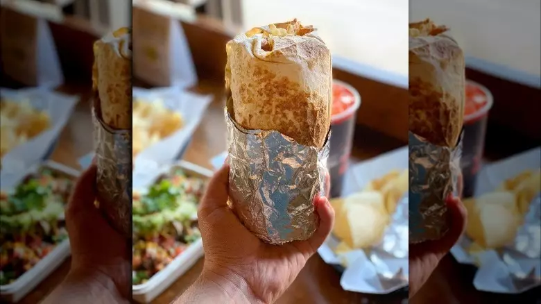 Freebirds Super Monster Burrito τυλιγμένο σε αλουμινόχαρτο