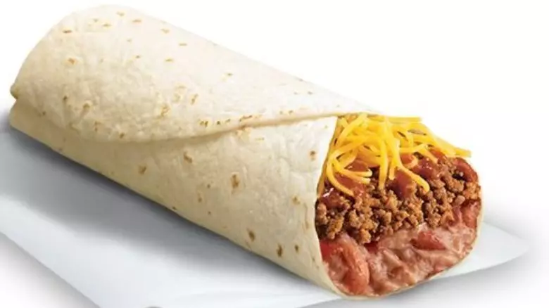 Del Taco's Macho Combo Burrito na bijelom tanjuru