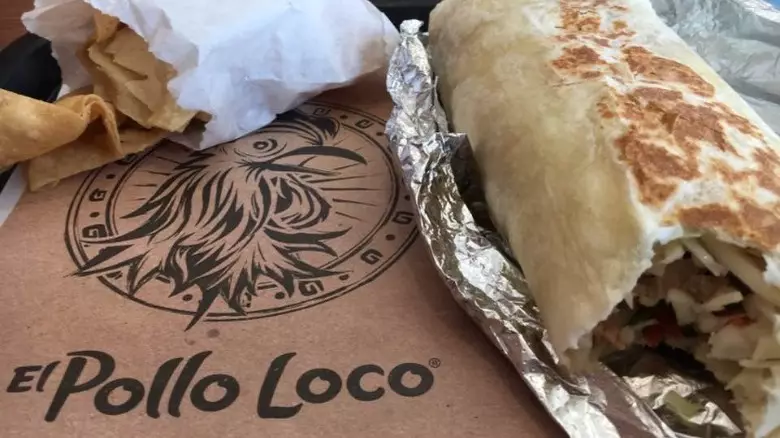 Burrito Alpukat Ayam El Pollo Loco dengan keripik tortilla