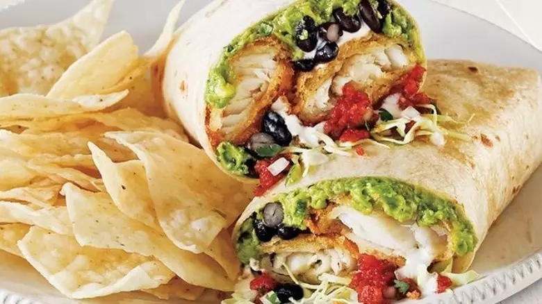 Rubio's Coastal Grill's Pivə ilə Döyülmüş Balıq Burrito, boşqabda cips ilə