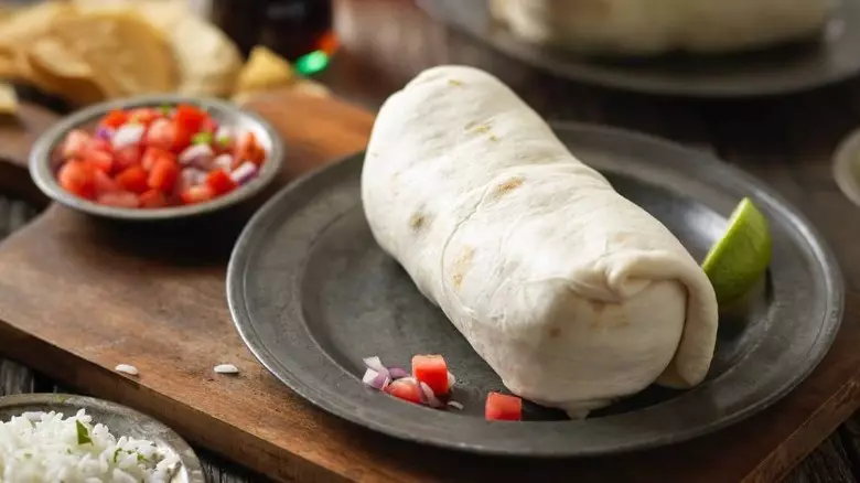 Burrito de pollastre Adobo a la graella de Qdoba amb pico de gallo en un plat negre