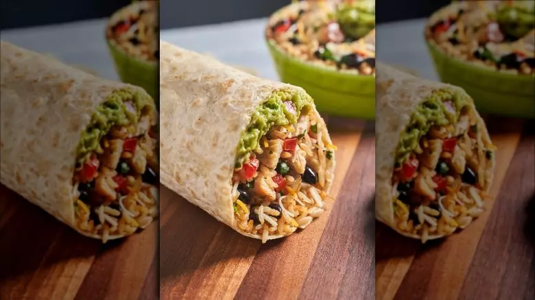 Moe's Southwest Grill's Homewrecker Burrito dan mangkuk di atas meja kayu