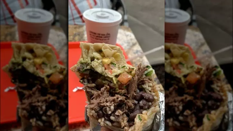 Burrito de carnitas de Chipotle Mexican Grill con bebida