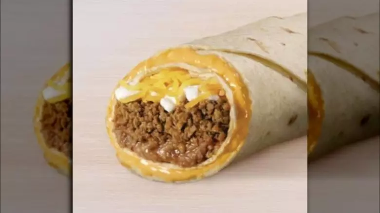 Beefy 5-Layer Burrito ពី Taco Bell នៅលើតុ