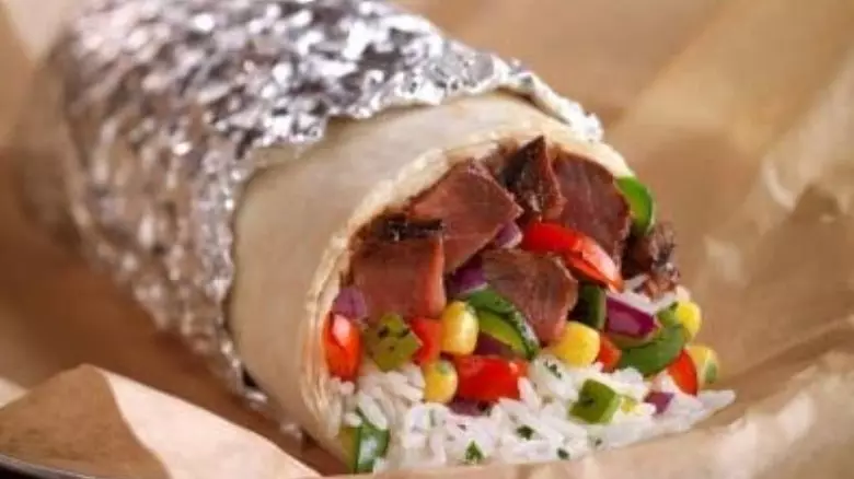 Burrito de bistec a la parrilla de Qdoba envuelto en papel de aluminio