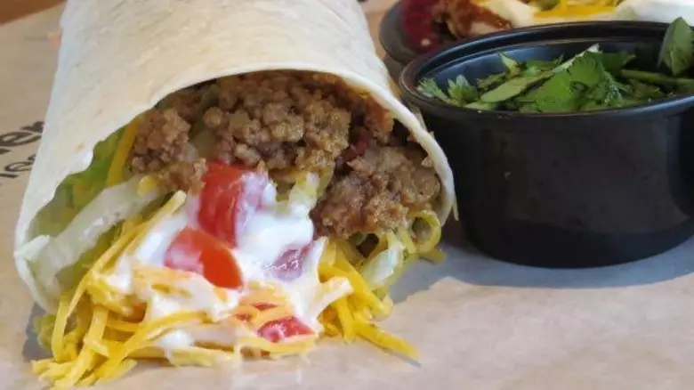 Taco Bueno se Big Ol' Burrito op 'n skinkbord