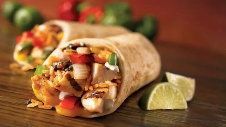 Baja Chicken Baja Burrito bil-lam fuq il-mejda tal-injam