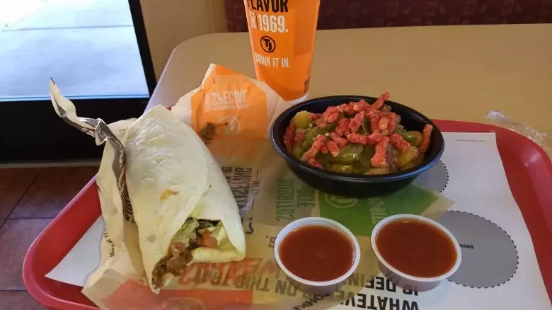 Super Burrito Taco John dengan salsa di atas nampan