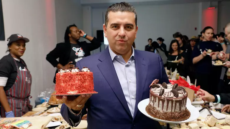 Buddy Valastro sostenint dos pastissos