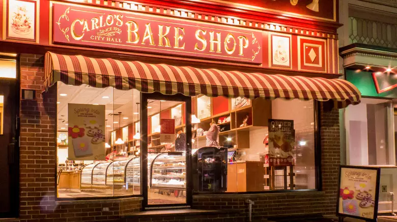 Carlo's Bake Shop τη νύχτα