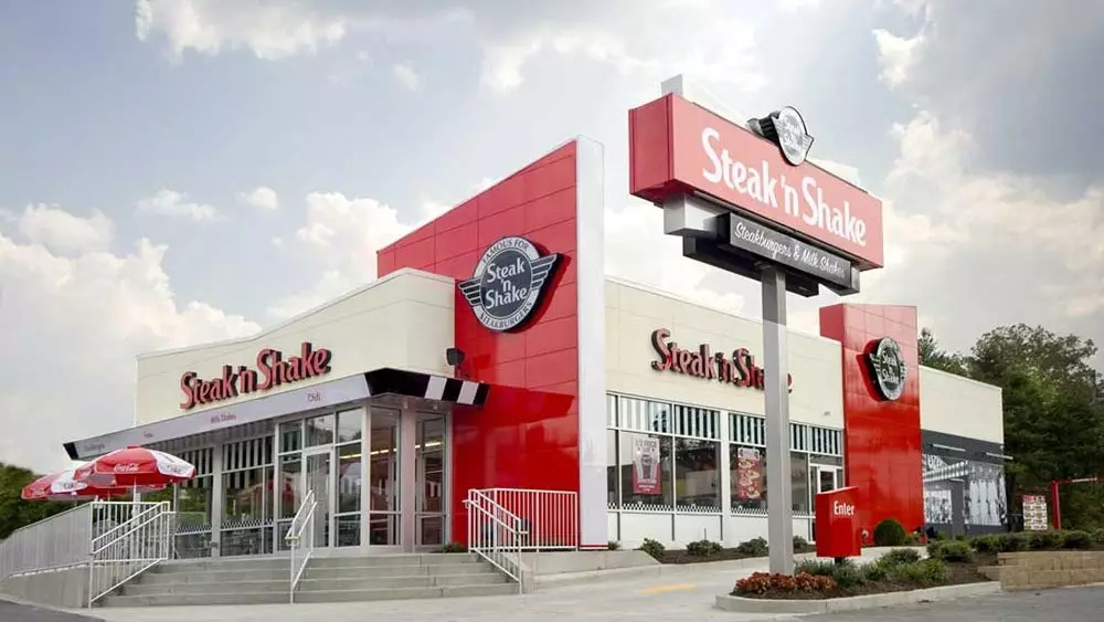 Ydersiden af Steak 'n Shake restaurant.