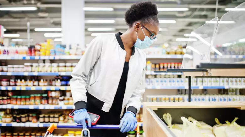 خرید زن در فروشگاه مواد غذایی با ماسک صورت پزشکی