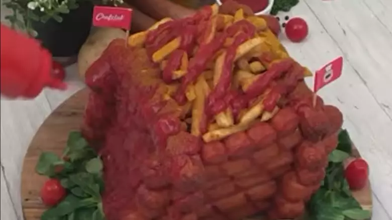 Torre de perritos calientes con papas fritas