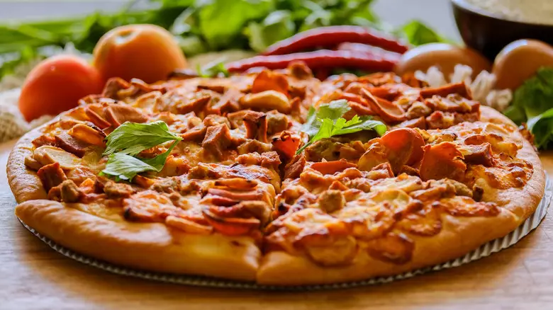 Pizza beladen met toppings