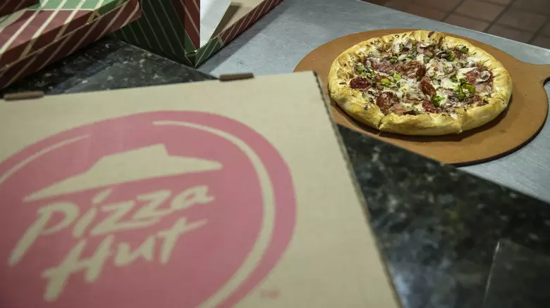 Pizza Hut qutisi va pizza