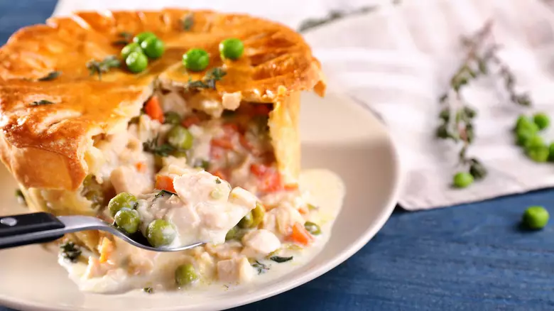 I-chicken pot pie ekhishwe ngokuluma