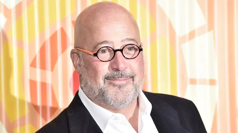 Den Andrew Zimmern lächelt am Brëll