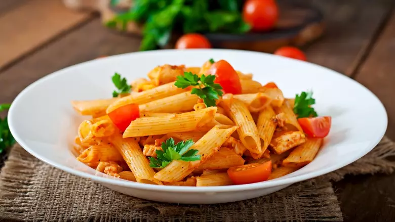 Emehie 10 onye ọ bụla na-eme mgbe ọ na-esi nri pasta 1418_1