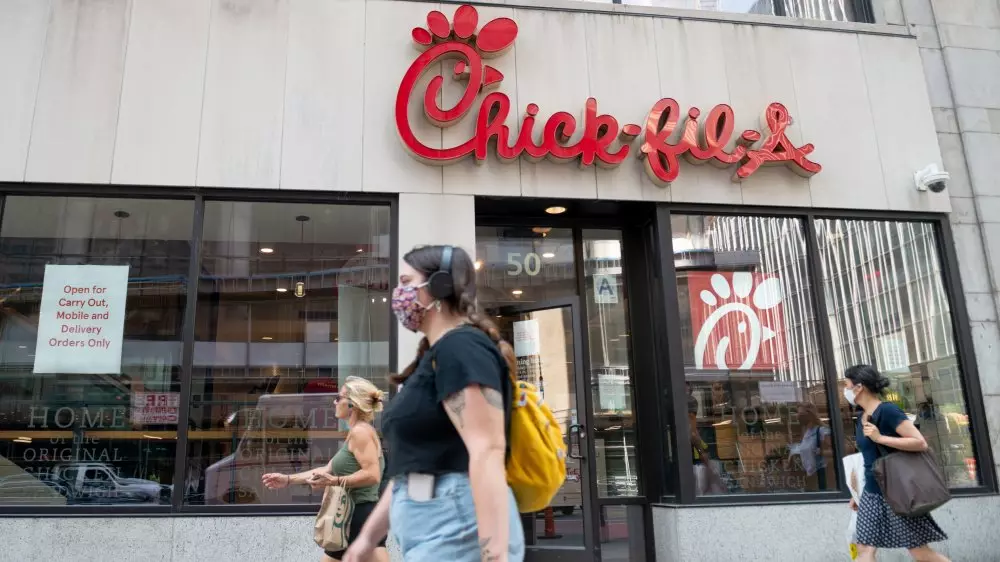 Chick-fil-A-paikan ulkopuolella