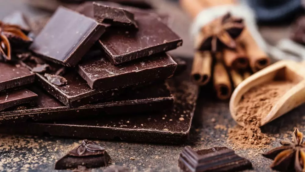 Eyi ni Idi ti O yẹ ki o Duro jijẹ Chocolate rẹ