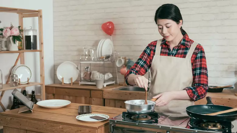 frou melting sûker op kachel top