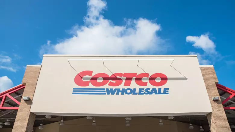 Costco skilti undir skýjum