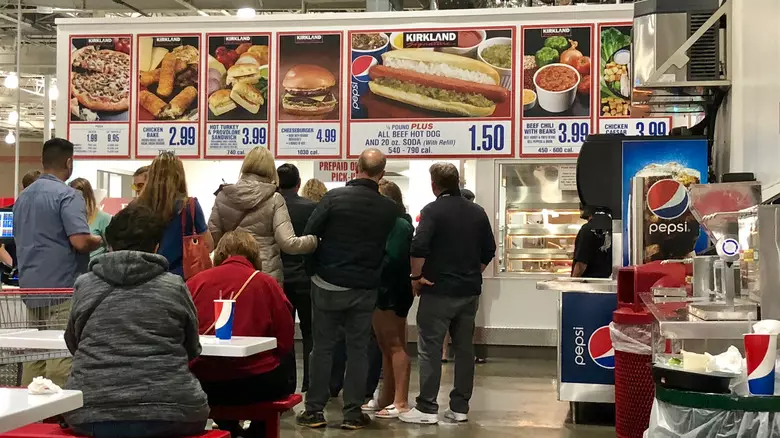 Costco manĝejo kun aĉetantoj