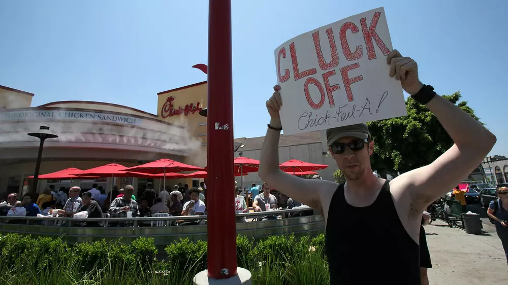 En demonstrant ved Chick-fil-A