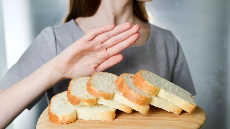 Donna che rifiuta il pane affettato