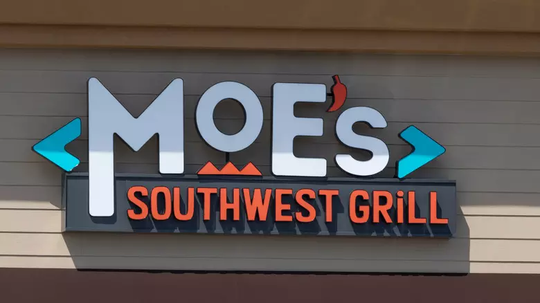 Buitebord van Moe's Southwest-braaier