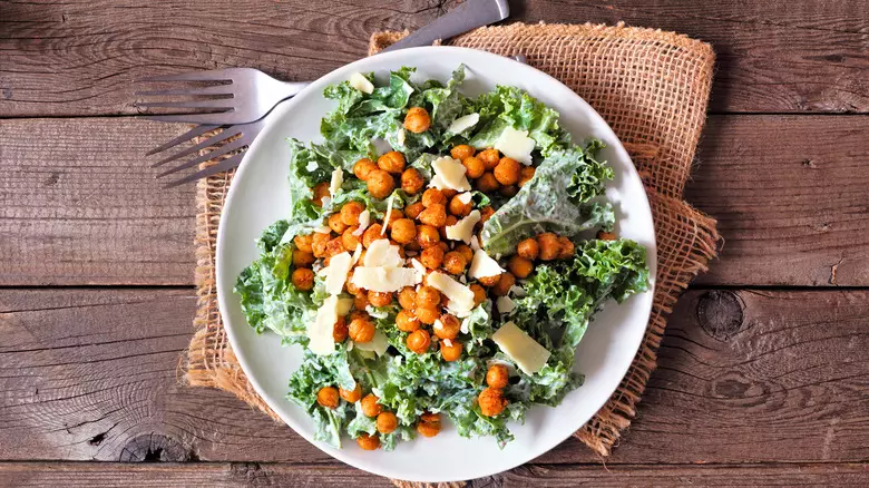 Ensalada a base de plantas servida en un plato