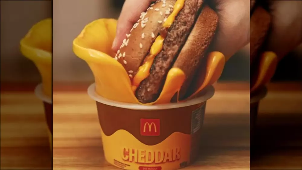 McDonald's Burger gedréckt a Kéis