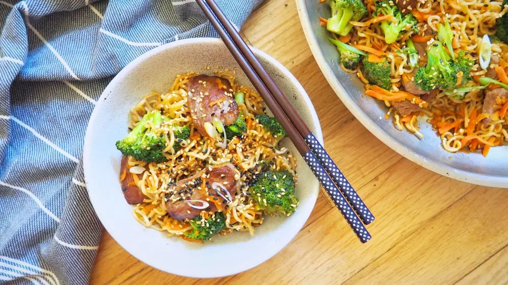 20-daqiiqo hilibka lo'da iyo broccoli lo mein