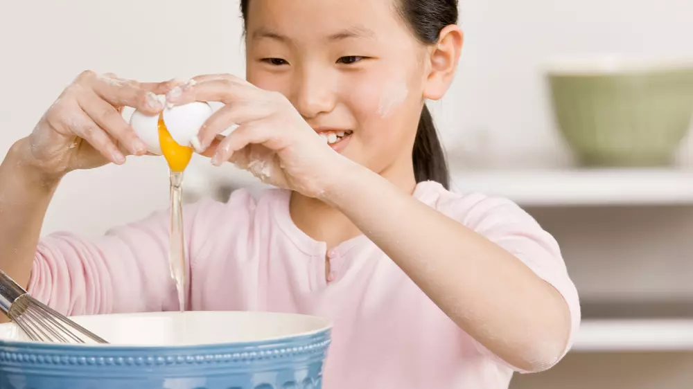 Casser des œufs pour la pâte à biscuits