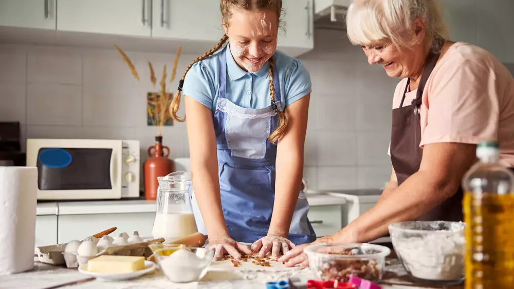 Gadis dan nenek membuat doh biskut mentah