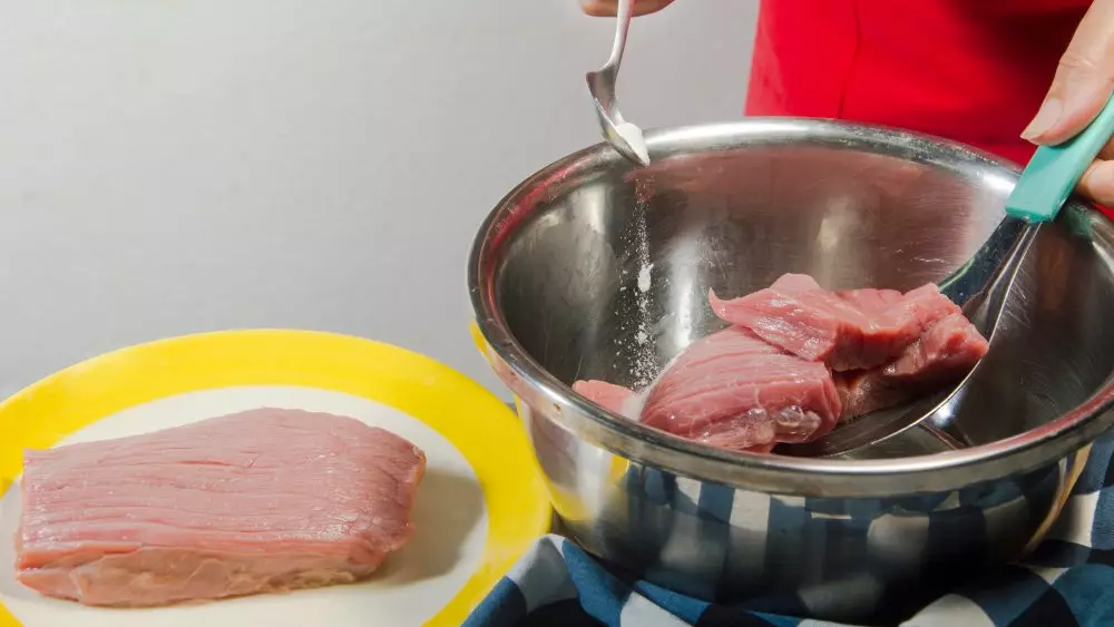 Cospargere la carne con bicarbonato di sodio