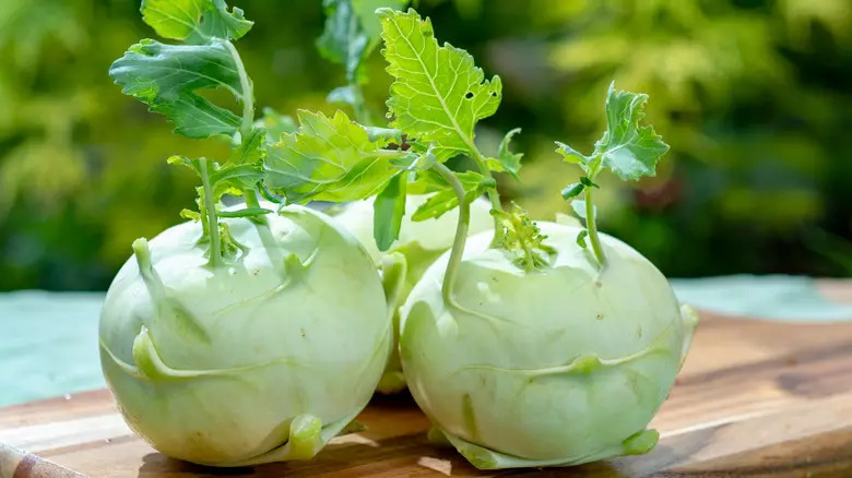 Kohlrabi berdea ebakitzeko taula batean