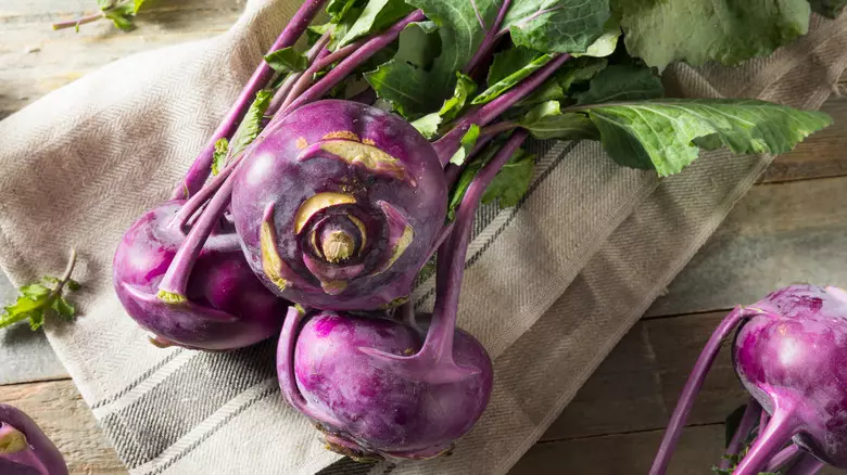 Purple kohlrabi op in doek